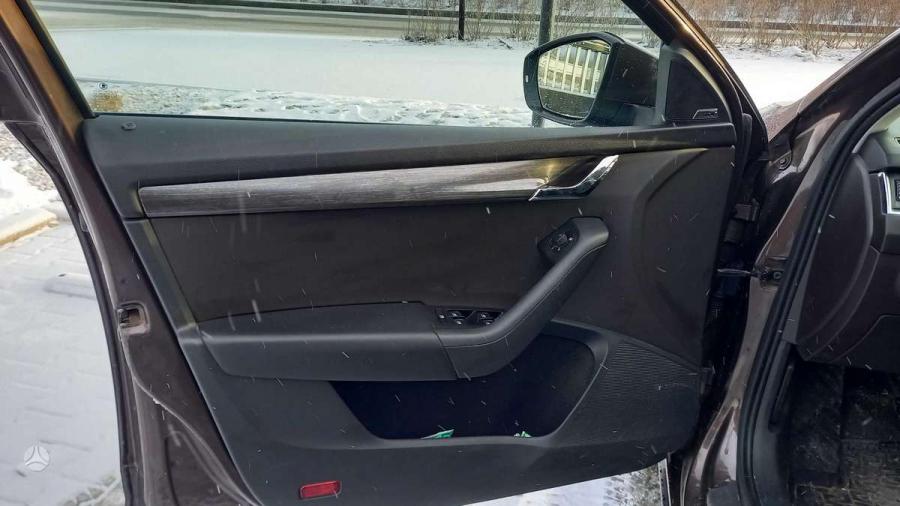 Brown Skoda Octavia Scout 2016 in Vilnius, with an engine capacity of 1.98 L and mileage of 250 thousand km for 9000 €, photo 8 on AUTOMOTO.COM.LV