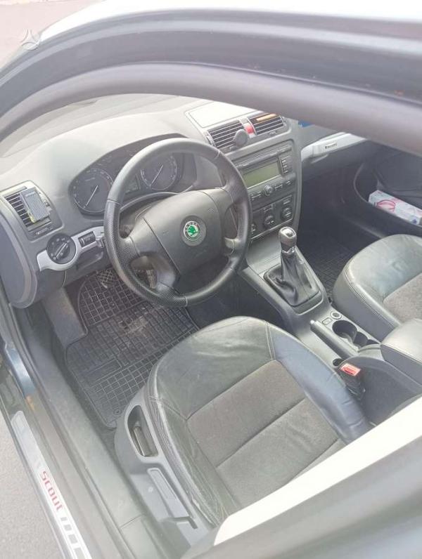 Pelēks Skoda Octavia Scout 2007 Viļņa, ar dzinēja tilpumu 2.00 L un nobraukumu 380 tūkst. km par 2150 €, foto 6 vietnē AUTOMOTO.COM.LV