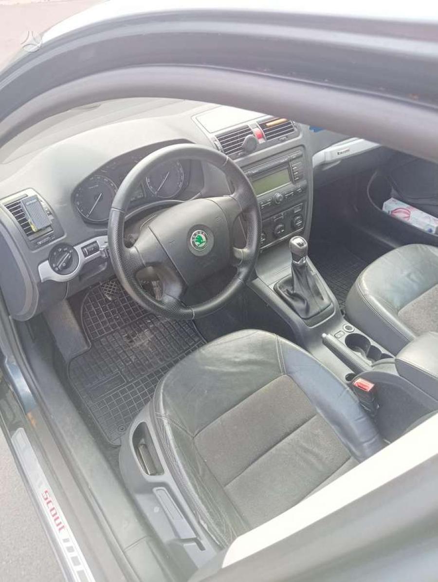 Pelēks Skoda Octavia Scout 2007 Viļņa, ar dzinēja tilpumu 2.00 L un nobraukumu 380 tūkst. km par 2150 €, foto 7 vietnē AUTOMOTO.COM.LV