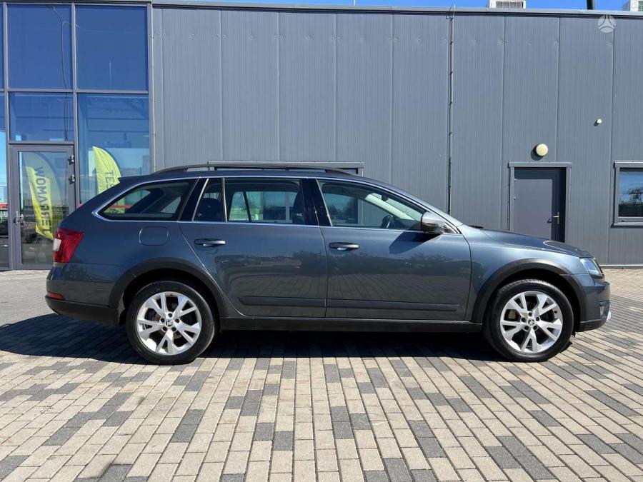 Grey Skoda Octavia Scout 2015 in Siauliai, with an engine capacity of 1.97 L and mileage of 241 thousand km for 8700 €, photo 5 on AUTOMOTO.COM.LV