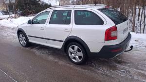 White Skoda Octavia Scout 2010 in Vilnius, with an engine capacity of 1.97 L and mileage of 289 thousand km for 4300 €, photo 5 on AUTOMOTO.COM.LV