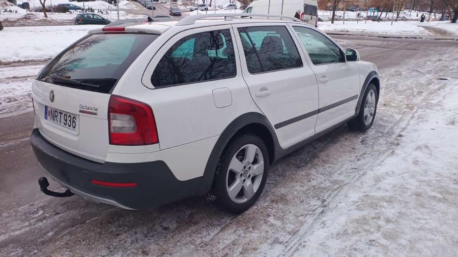 White Skoda Octavia Scout 2010 in Vilnius, with an engine capacity of 1.97 L and mileage of 289 thousand km for 4300 €, photo 6 on AUTOMOTO.COM.LV