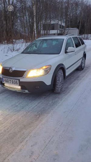 White Skoda Octavia Scout 2010 in Vilnius, with an engine capacity of 1.97 L and mileage of 289 thousand km for 4300 €, photo 7 on AUTOMOTO.COM.LV