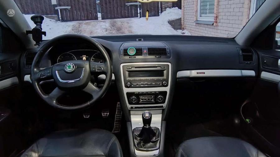 White Skoda Octavia Scout 2010 in Vilnius, with an engine capacity of 1.97 L and mileage of 289 thousand km for 4300 €, photo 8 on AUTOMOTO.COM.LV