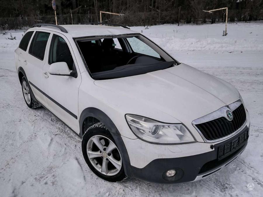 White Skoda Octavia Scout 2012 in Trakai, with an engine capacity of 2.00 L and mileage of 390 thousand km for 2650 €, photo 2 on AUTOMOTO.COM.LV
