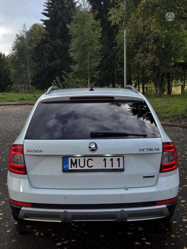 Skoda Octavia Scout 2016 Viļņa vietnē Balts Skoda Octavia Scout 2016 Viļņa, ar dzinēja tilpumu 2.00 L un nobraukumu 380 tūkst. km par 9000 €, foto 7 vietnē AUTOMOTO.COM.LV