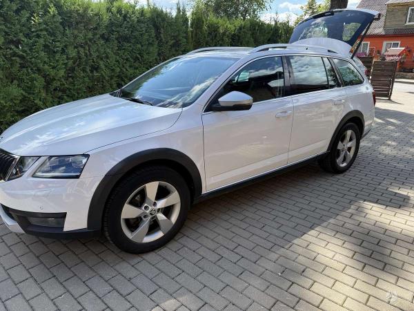 Skoda Octavia Scout 2017 in Sirvintos on AUTOMOTO.COM.LV White Skoda Octavia Scout 2017 in Sirvintos, with an engine capacity of 1.97 L and mileage of 387 thousand km for 11800 €, photo 5 on AUTOMOTO.COM.LV
