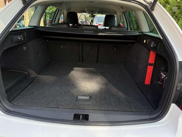 Skoda Octavia Scout 2017 in Sirvintos on AUTOMOTO.COM.LV White Skoda Octavia Scout 2017 in Sirvintos, with an engine capacity of 1.97 L and mileage of 387 thousand km for 11800 €, photo 8 on AUTOMOTO.COM.LV