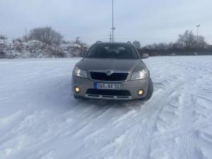 Yellow Skoda Octavia Scout 2012 in Marijampole, with an engine capacity of 2.00 L and mileage of 265 thousand km for 4600 €, photo 2 on AUTOMOTO.COM.LV