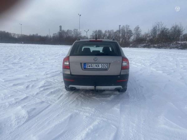 Dzeltens Skoda Octavia Scout 2012 Marijampole, ar dzinēja tilpumu 2.00 L un nobraukumu 265 tūkst. km par 4600 €, foto 6 vietnē AUTOMOTO.COM.LV