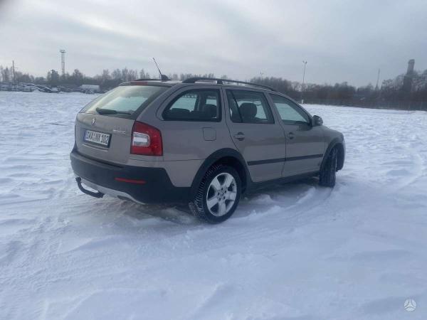 Dzeltens Skoda Octavia Scout 2012 Marijampole, ar dzinēja tilpumu 2.00 L un nobraukumu 265 tūkst. km par 4600 €, foto 7 vietnē AUTOMOTO.COM.LV