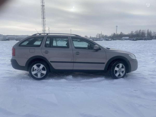 Dzeltens Skoda Octavia Scout 2012 Marijampole, ar dzinēja tilpumu 2.00 L un nobraukumu 265 tūkst. km par 4600 €, foto 8 vietnē AUTOMOTO.COM.LV