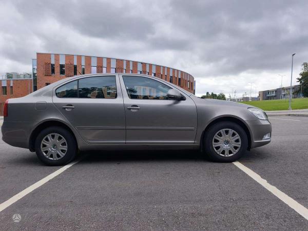Skoda Octavia 2009 in Klaipeda on AUTOMOTO.COM.LV Skoda Octavia 2009 in Klaipeda, with an engine capacity of 1.90 L and mileage of 196 thousand km for 3200 €, photo 8 on AUTOMOTO.COM.LV