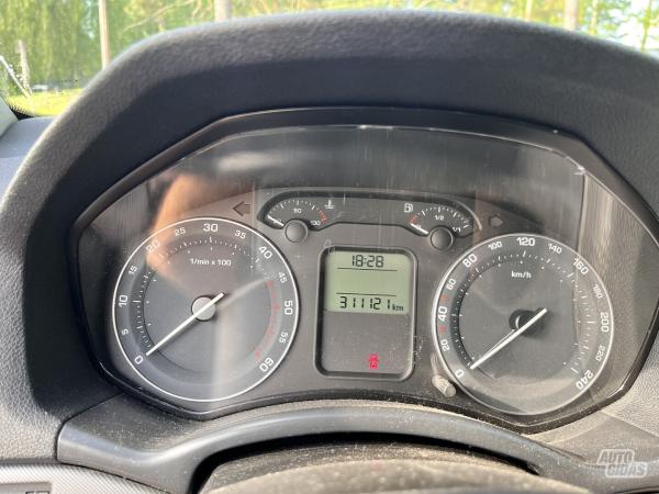 Skoda Octavia 2009 in Utena, with an engine capacity of 2.00 L and mileage of 311 thousand km for 1600 €, photo 8 on AUTOMOTO.COM.LV