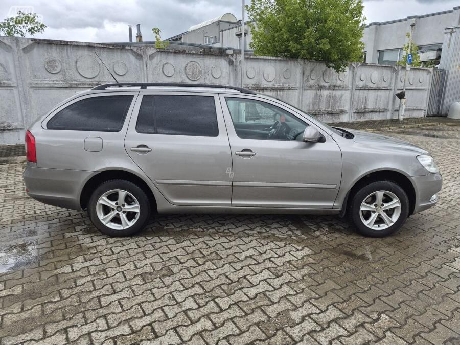 Skoda Octavia 2010 in Kaunas, with an engine capacity of 1.60 L and mileage of 392 thousand km for 2900 €, photo 7 on AUTOMOTO.COM.LV