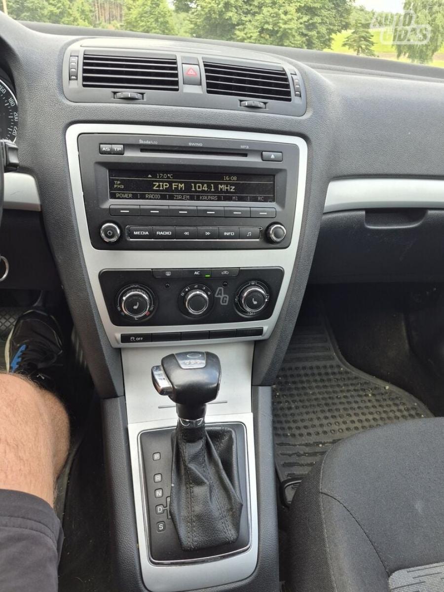 Skoda Octavia 2010 in Kaunas, with an engine capacity of 1.60 L and mileage of 392 thousand km for 2700 €, photo 12 on AUTOMOTO.COM.LV