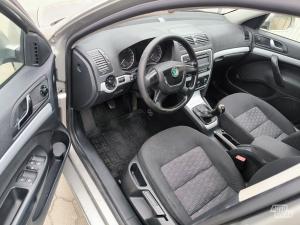 Skoda Octavia 2011 in Radviliskis, with an engine capacity of 2.00 L and mileage of 301 thousand km for 3999 €, photo 7 on AUTOMOTO.COM.LV