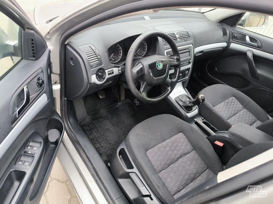 Skoda Octavia 2011 in Radviliskis, with an engine capacity of 2.00 L and mileage of 301 thousand km for 3999 €, photo 7 on AUTOMOTO.COM.LV