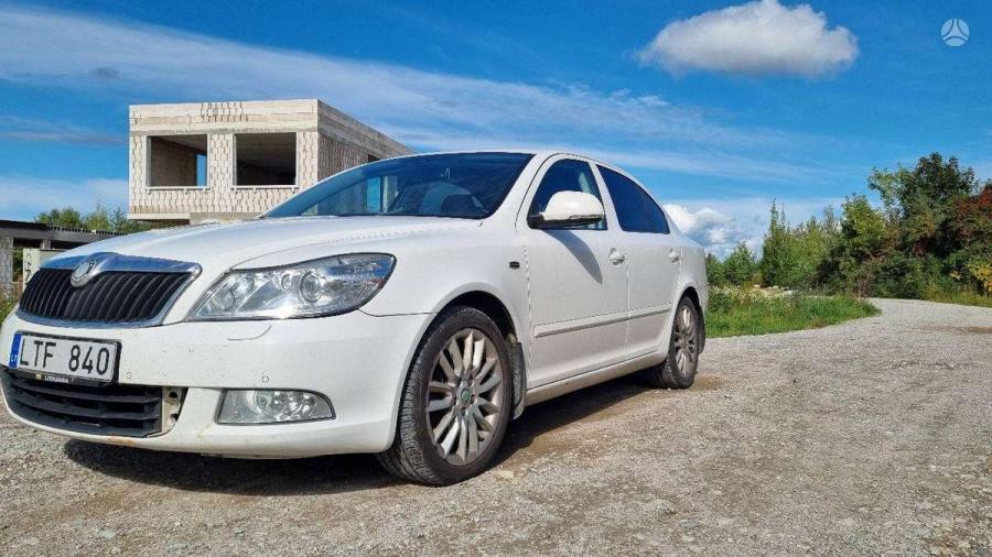 White Skoda Octavia 2009 in Vilnius, with an engine capacity of 1.80 L and mileage of 229 thousand km for 1500 €, photo 3 on AUTOMOTO.COM.LV