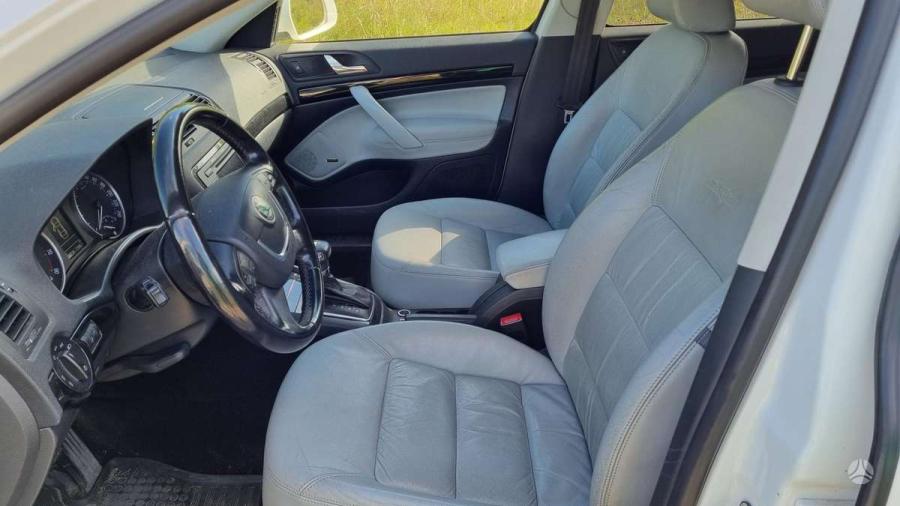 White Skoda Octavia 2009 in Vilnius, with an engine capacity of 1.80 L and mileage of 229 thousand km for 1500 €, photo 9 on AUTOMOTO.COM.LV