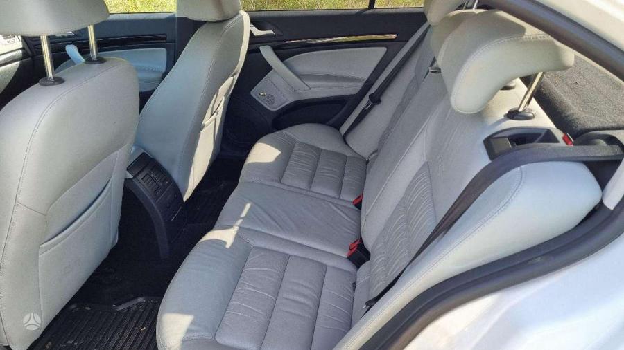 White Skoda Octavia 2009 in Vilnius, with an engine capacity of 1.80 L and mileage of 229 thousand km for 1500 €, photo 10 on AUTOMOTO.COM.LV