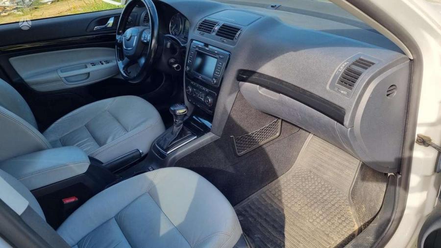 White Skoda Octavia 2009 in Vilnius, with an engine capacity of 1.80 L and mileage of 229 thousand km for 1500 €, photo 11 on AUTOMOTO.COM.LV