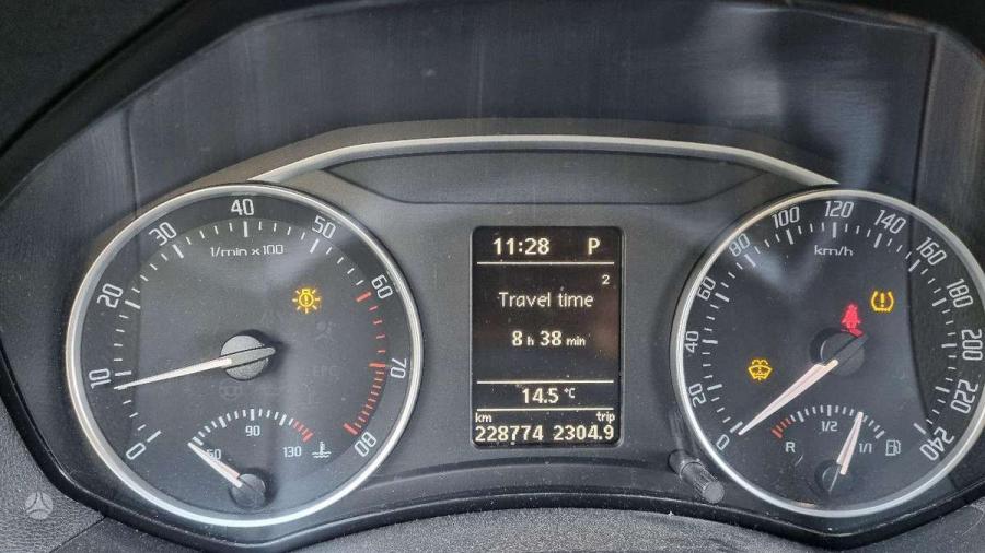 White Skoda Octavia 2009 in Vilnius, with an engine capacity of 1.80 L and mileage of 229 thousand km for 1500 €, photo 18 on AUTOMOTO.COM.LV