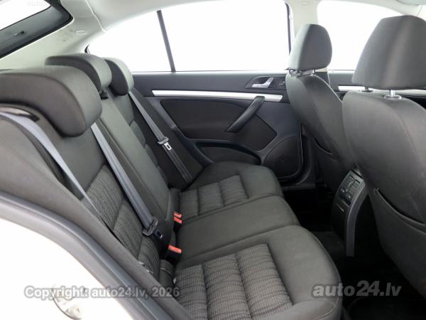 Skoda Octavia 2009 Tallina vietnē Balts Skoda Octavia 2009 Tallina, ar dzinēja tilpumu 1.80 L un nobraukumu 311 tūkst. km par 1999 €, foto 8 vietnē AUTOMOTO.COM.LV