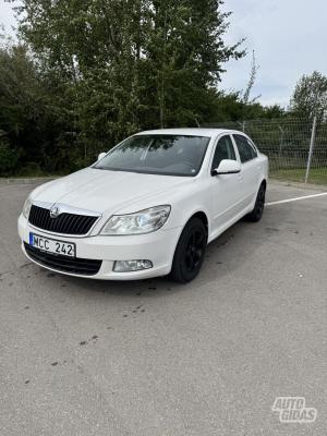 White Skoda Octavia 2009 in Pasvalys, with an engine capacity of 1.60 L and mileage of 370 thousand km for 1950 €, photo  on AUTOMOTO.COM.LV
