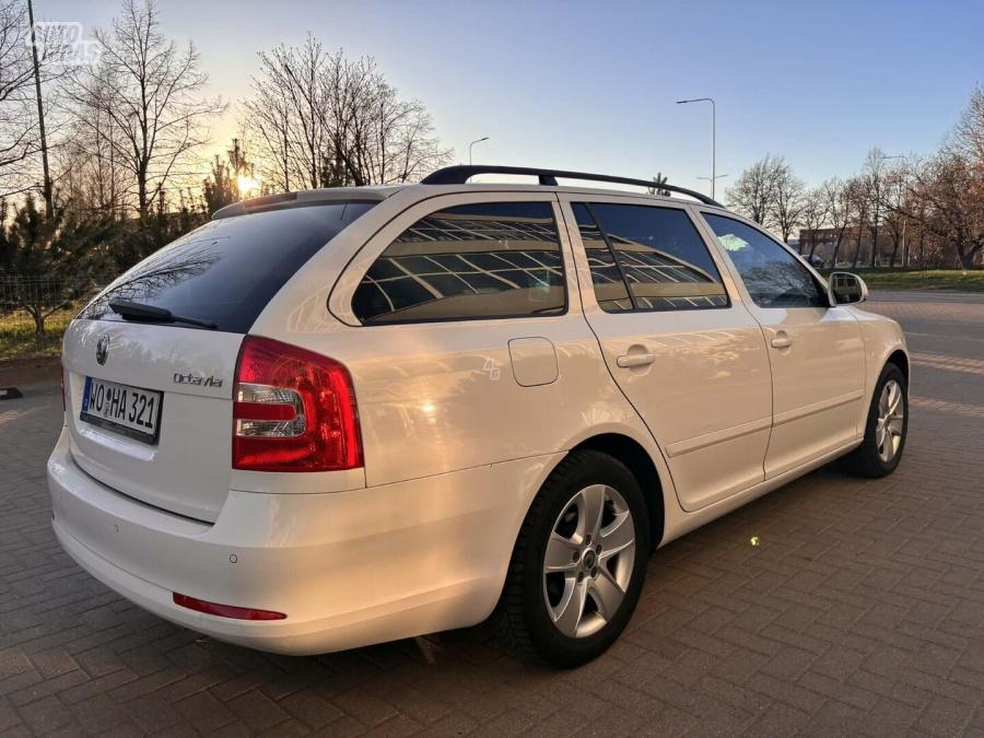 White Skoda Octavia 2010 in Plunge, with an engine capacity of 1.60 L and mileage of 232 thousand km for 3999 €, photo 7 on AUTOMOTO.COM.LV