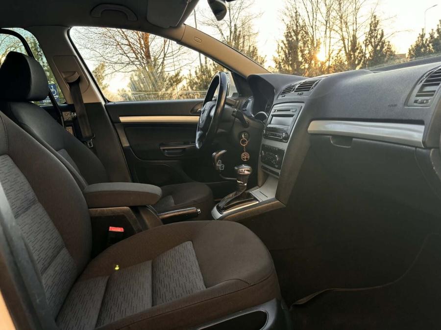 White Skoda Octavia 2010 in Plunge, with an engine capacity of 1.60 L and mileage of 232 thousand km for 3999 €, photo 11 on AUTOMOTO.COM.LV