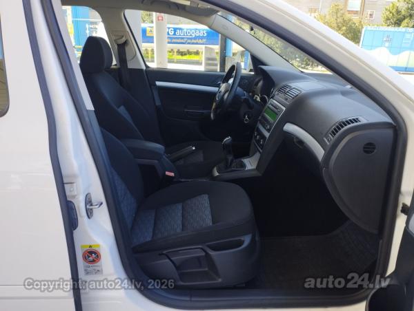 White Skoda Octavia 2011 in Tartu, with an engine capacity of 1.60 L and mileage of 469 thousand km for 1700 €, photo 7 on AUTOMOTO.COM.LV