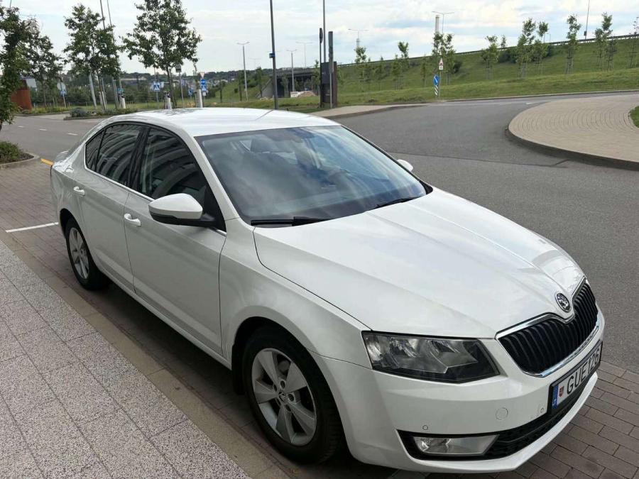 White Skoda Octavia 2013 in Vilnius, with an engine capacity of 1.40 L and mileage of 241 thousand km for 4900 €, photo 4 on AUTOMOTO.COM.LV