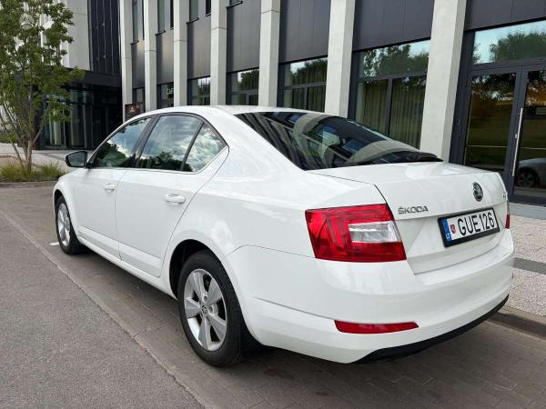 White Skoda Octavia 2013 in Vilnius, with an engine capacity of 1.40 L and mileage of 241 thousand km for 4900 €, photo 5 on AUTOMOTO.COM.LV
