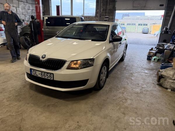 White Skoda Octavia 2015 in Riga, with an engine capacity of 1.60 L and mileage of 270 thousand km for 6600 €, photo 5 on AUTOMOTO.COM.LV