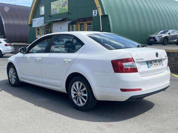 White Skoda Octavia 2015 in Panevezys, with an engine capacity of 1.60 L and mileage of 268 thousand km for 3700 €, photo 3 on AUTOMOTO.COM.LV