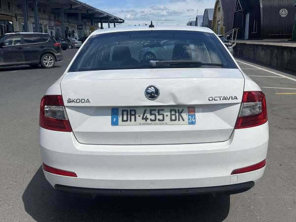 White Skoda Octavia 2015 in Panevezys, with an engine capacity of 1.60 L and mileage of 268 thousand km for 3700 €, photo 4 on AUTOMOTO.COM.LV