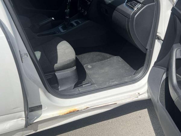 White Skoda Octavia 2015 in Panevezys, with an engine capacity of 1.60 L and mileage of 268 thousand km for 3700 €, photo 8 on AUTOMOTO.COM.LV