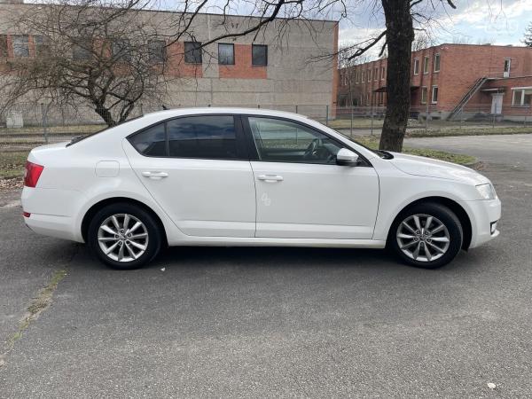 White Skoda Octavia 2016 in Alytus, with an engine capacity of 1.60 L and mileage of 160 thousand km for 5800 €, photo 4 on AUTOMOTO.COM.LV