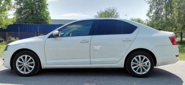 White Skoda Octavia 2016 in Riga, with an engine capacity of 1.60 L and mileage of 350 thousand km for 6300 €, photo 4 on AUTOMOTO.COM.LV