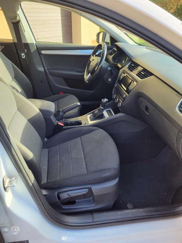 White Skoda Octavia 2017 in Kaunas, with an engine capacity of 1.60 L and mileage of 263 thousand km for 6700 €, photo 11 on AUTOMOTO.COM.LV