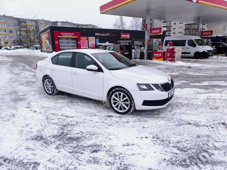 White Skoda Octavia 2017 in Siauliai, with an engine capacity of 1.60 L and mileage of 330 thousand km for 5900 €, photo 10 on AUTOMOTO.COM.LV