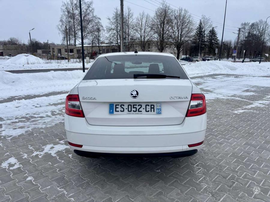 White Skoda Octavia 2017 in Taurage, with an engine capacity of 1.60 L and mileage of 250 thousand km for 6900 €, photo 6 on AUTOMOTO.COM.LV