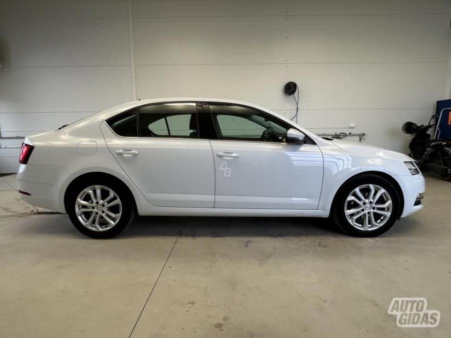 White Skoda Octavia 2017 in Radviliskis, with an engine capacity of 1.60 L and mileage of 157 thousand km for 10350 €, photo 8 on AUTOMOTO.COM.LV