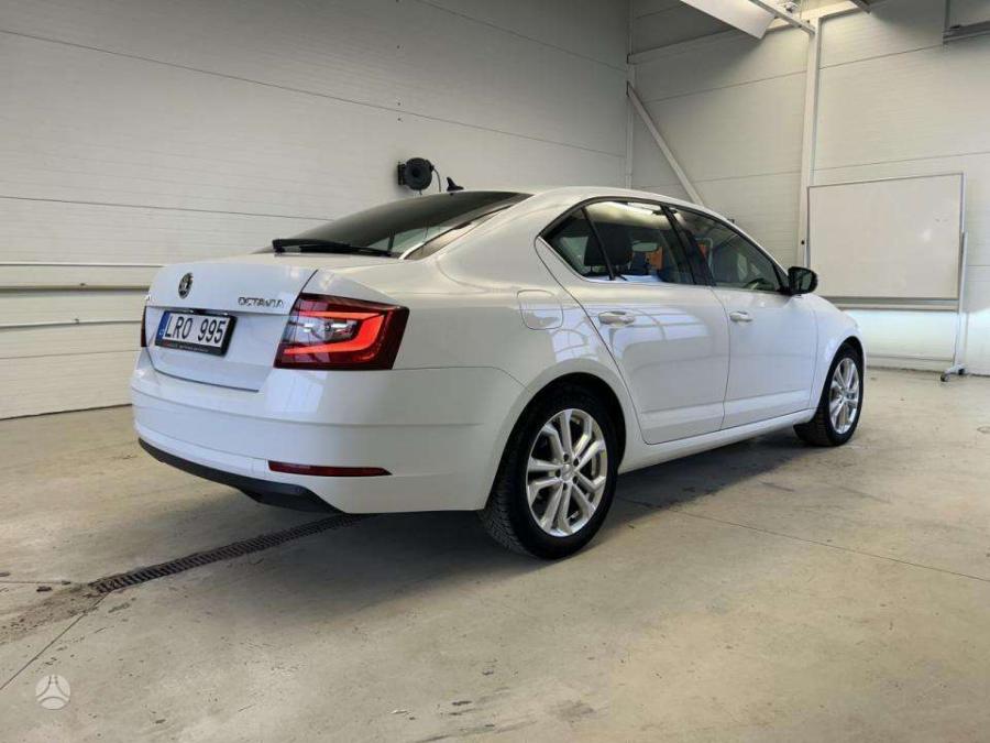 Balts Skoda Octavia 2017 Radviliškis, ar dzinēja tilpumu 1.60 L un nobraukumu 160 tūkst. km par 9850 €, foto 4 vietnē AUTOMOTO.COM.LV