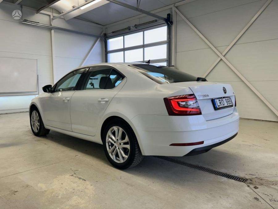 Balts Skoda Octavia 2017 Radviliškis, ar dzinēja tilpumu 1.60 L un nobraukumu 160 tūkst. km par 9850 €, foto 5 vietnē AUTOMOTO.COM.LV