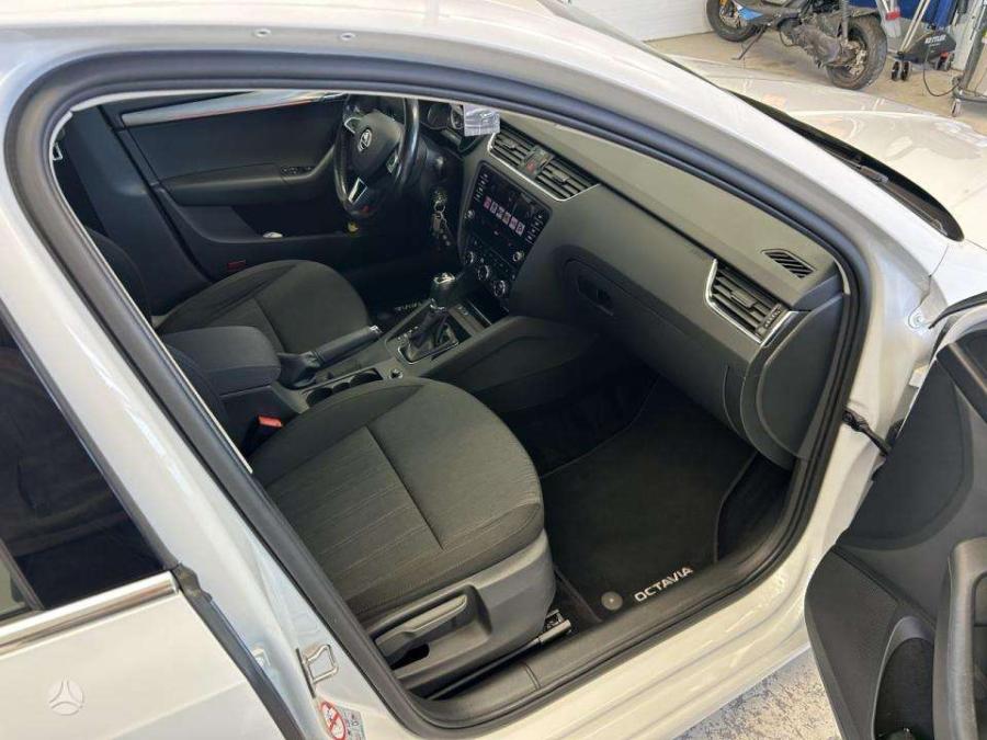 Balts Skoda Octavia 2017 Radviliškis, ar dzinēja tilpumu 1.60 L un nobraukumu 160 tūkst. km par 9850 €, foto 9 vietnē AUTOMOTO.COM.LV