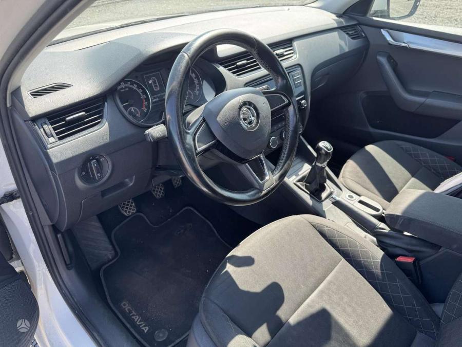 Balts Skoda Octavia 2017 Tauragė, ar dzinēja tilpumu 1.60 L un nobraukumu 245 tūkst. km par 4500 €, foto 14 vietnē AUTOMOTO.COM.LV