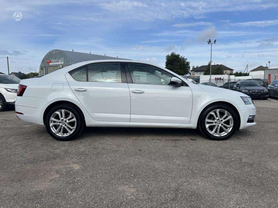 White Skoda Octavia 2017 in Radviliskis, with an engine capacity of 1.60 L and mileage of 160 thousand km for 9150 €, photo 5 on AUTOMOTO.COM.LV