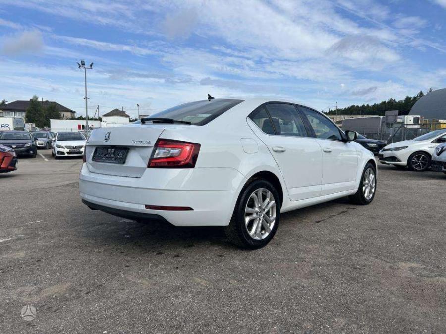 White Skoda Octavia 2017 in Radviliskis, with an engine capacity of 1.60 L and mileage of 160 thousand km for 9150 €, photo 6 on AUTOMOTO.COM.LV